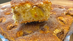 Misture Amido de Milho e 4 Ovos! Faça Um Tabuleiro do Melhor Bolo para o Café ou Lanche! Xícara Usada é de 240ml Copo Usado é de 200ml Ingredientes: 04 Ovos 1/2 Copo de Óleo 01 Copo de Leite 03 Xícaras de Farinha de Trigo 01 e 1/2 Xícara de Açúcar 03 Colheres de Sopa de Amido de Milho 01 Colher de Sopa de Fermento Químico Bananas a Gosto | Pilotando o fogão