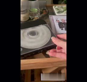 Portable Bluetooth CD Player with Stereo Speakers | Retro CD Boombox for Home, Car & Travel | Rechargeable, Plays CD/AUX/USB & Includes Headphones（Pink）